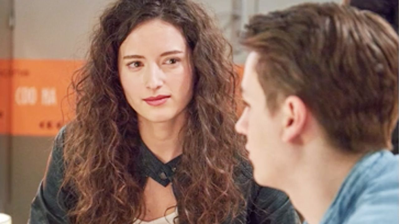 Mrcha Skylar dělá v Ulici peklo. Začíná vydírat a snaží se zbavit Báry ...